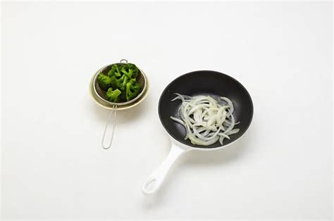 페퍼로니를 곁들인 토마토 채소 피자