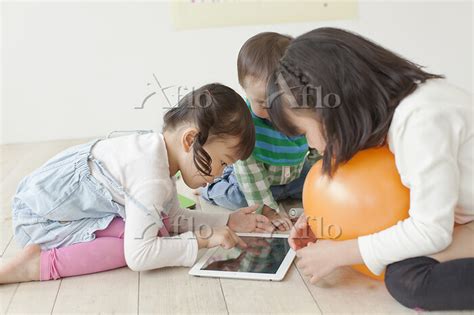 タブレットで遊ぶ日本人の子どもたち [114438140]の写真素材 アフロ