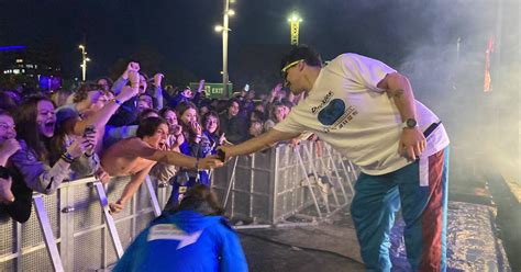 In Beeld Average Rob Bouwt Vroeg Feestje Met Brugse Jongeren Tijdens Dag Van De Jeugdbeweging