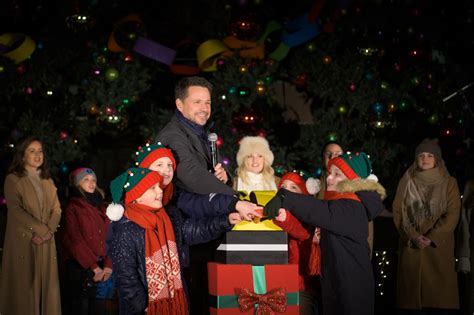 Warsaws Christmas Tree Is Already Lit City Of Warsaw