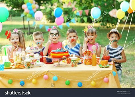 儿童在公园庆祝生日 花瓣网