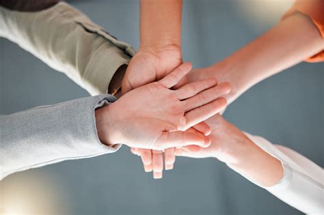 팀워크 함께 손잡기 사무실에 있는 여성들의 다양성은 커뮤니티 지원 및 성공을 느낍니다 업무 협력과 동기 부여를 통한 아래