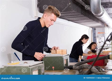 Estudiante Dedicado a La Modelización Arquitectónica Imagen de archivo