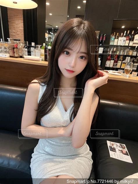 夜のお店で働く美女 お酒が沢山あるバー の写真・画像素材 Snapmart（スナップマート）