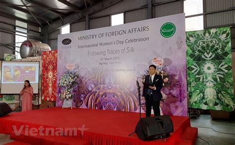 Diplomáticas Extranjeras En Vietnam Interesadas En Conocer Cría De