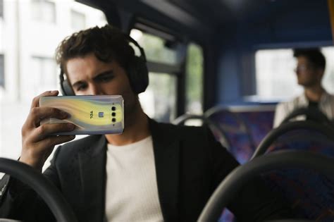 TCL Smartphone Enters Oz