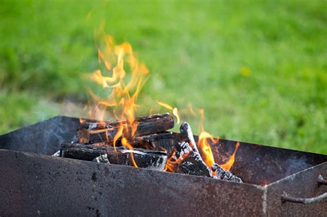 야외 바베 큐 장작 금속 상자에서에서 굽기 밝게 캠핑 안전 관광 개념 0명에 대한 스톡 사진 및 기타 이미지 0명 관광 구이 Istock