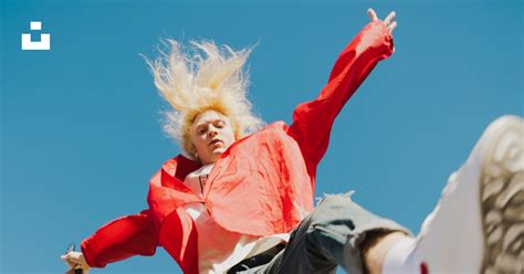 빨간 재킷을 입은 여자가 스케이트 보드에서 트릭을하고 있습니다 사진 Unsplash의 무료 실험적인 이미지