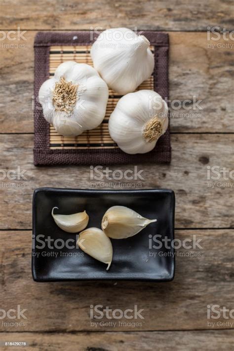 배경에 있는 나무 테이블에 유기농 마늘 소박한 스타일입니다 최고의 볼 수 있습니다 텍스트에 대 한 여유 공간입니다 마늘에 대한 스톡 사진 및 기타 이미지 Istock