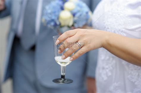 拿着香槟酒杯的女人高清图片下载 正版图片507085856 摄图网