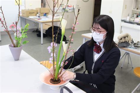 【華道部】桃の節句にあわせて、3年生の教室前に生け花を展示しました。 英理女子学院高等学校