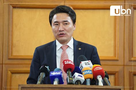 Г Дамдинням “Боловсролын тухай багц хууль“ д үндсэн гадаад хэлийг англи хэл байхаар тусгасан