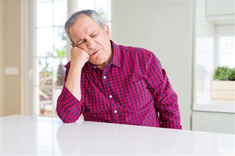 집에서 잘생긴 수석 남자 생각 피곤 하 고 교차 팔에 우울증 문제에 지루해 가정 생활에 대한 스톡 사진 및 기타 이미지 가정 생활 게으름 남자 Istock