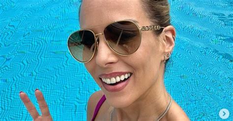 De biquíni Ana Furtado exibe a barriguinha sarada