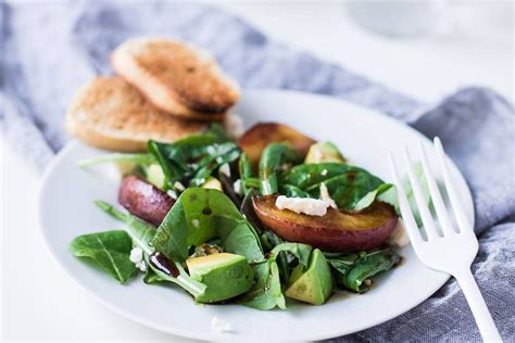 Salat mit Feta und gegrilltem Pfirsich Perfekt für den Sommer A