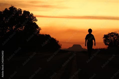 Silhueta de homem na BR Transamazônica em Riachão Maranhão morro da Chapada das