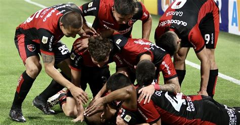 Newells pisó fuerte en Santiago y goleó a Central Córdoba para