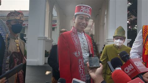 Jadi Inspektur Upacara Hut Ri Ke 77 Jokowi Pakai Baju Adat Dari Buton
