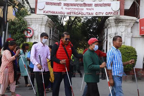 काठमाडौं महानगरले दृष्टिविहीनलाई पनि सडकमा बस्न दिएन बाह्रखरी