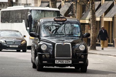Cómo Contactar A Un Taxista En Barcelona Guía Paso A Paso Travelholics