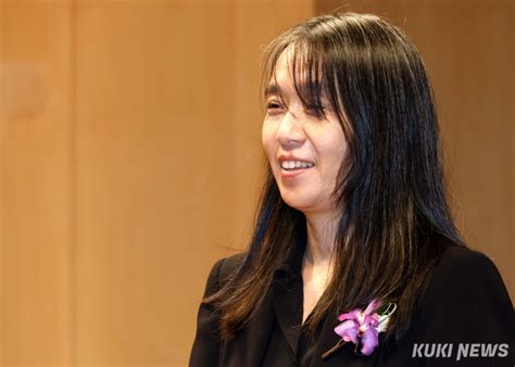 작가 한강 “尹 파면 보편적 가치 지키는 일”…문학인 성명 참여