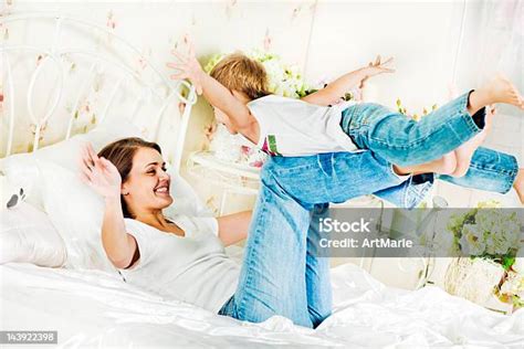 재미있음 집에서요 2 3 살에 대한 스톡 사진 및 기타 이미지 2 3 살 20 29세 2명 Istock