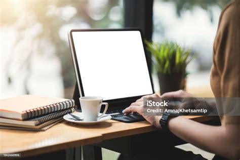 모의 여자는 태블릿 빈 화면에 손으로 인쇄 사무실 테이블에 놓인 커피 머그잔 태블릿에 대한 스톡 사진 및 기타 이미지 태블릿 보여주기 카페 Istock