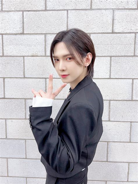 ATEEZ 에이티즈 on Twitter SBS MTV 더쇼 여상 MC Behind Photo 에이티니와 함께인 여상이는 언제나 밝음 오늘도 함께해