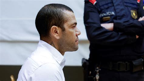 Daniel Alves lancien joueur du PSG condamné à ans et demi de prison pour viol