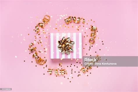 2021 년 새해와 크리스마스 배경 휴일 및 판매 개념 색종이 선물 및 활 상단 수평 보기 카피 스페이스 0명에 대한 스톡 사진 및 기타 이미지 Istock