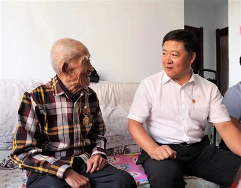 “七一”送关怀 新城区委书记走访慰问老党员澎湃号·政务澎湃新闻 The Paper