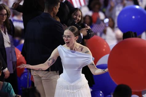 Ella Emhoff Enteada De Kamala Harris Usa Vestido Criado Por Tiktoker