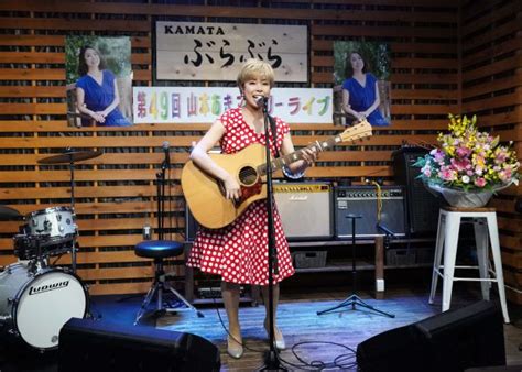 山本あきが「キャサリン山本」に変身してマンスリーライブ 昭和歌謡のカバーなど18曲熱唱