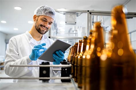 맥주 병입 공장 및 공장 근로자가 유통 전에 알코올 음료 생산을 통제합니다 포장 기계에 대한 스톡 사진 및 기타 이미지 포장 기계 병 실험실 Istock