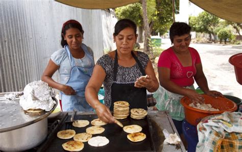 15 Rules For Eating Pupusas In El Salvador