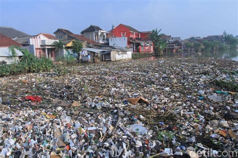 Banjir Sisakan Tumpukan Sampah Di Sungai Cikeruh Bojongsoang