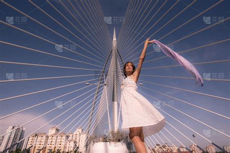 旅行者马来西亚女性白色人种斜拉桥热带气候一个人现代女人仅女人