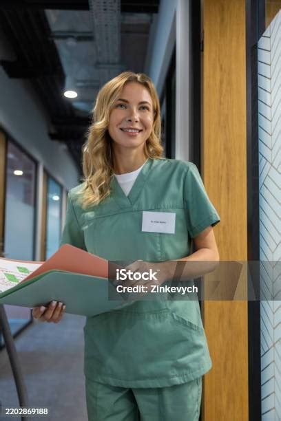병원 복도에 서 있는 여성 의사가 병력과 의료 문서를 들고 있습니다 30 34세에 대한 스톡 사진 및 기타 이미지 30 34세 건강 진단 건강관리와 의술 Istock