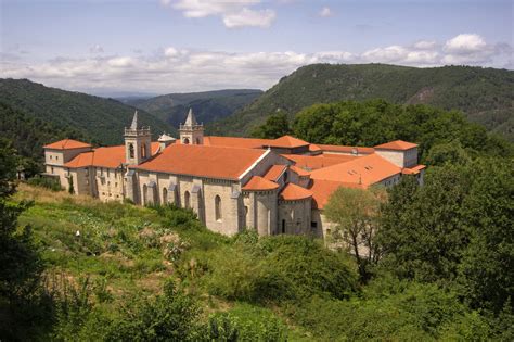 El impresionante Parador que está en un monasterio en mitad del bosque