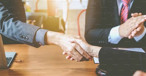 회의에서 성공적인 사업가 악수 함께 계약 투자에 축하와 확인 사진 Unsplash의 클로즈업 이미지