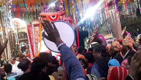भगवान शिव का विवाह से पहले निकला बिंदौरा फूल बरसाने वाली तोप से बरसाए