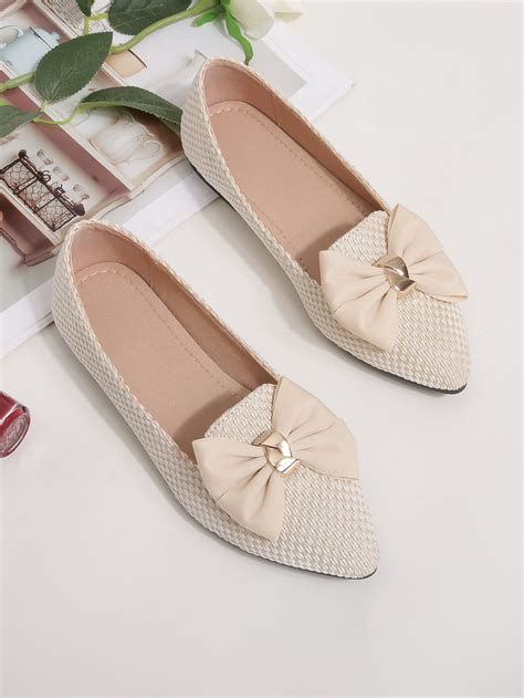 بنات حذاء مسطح مزخرف بقوس باصابع قدم مدبب