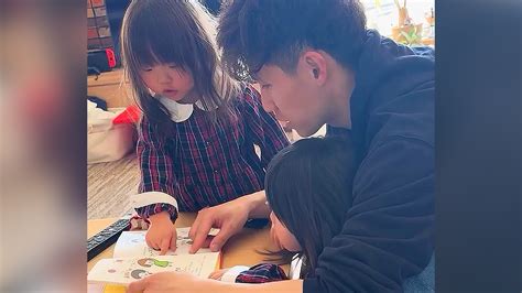 『挨拶の練習』をする双子の姉妹→女の子たちのおもしろ解答とパパのツッコミが88万再生「シンクロしてて笑ったw」「間違ってはないw」 もふたん