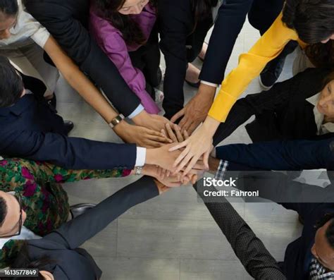 팀 팀웍 화합 개념 다양한 팀이 함께 손을 잡습니다 다양한 사업가들의 그룹 팀으로 함께 일합니다 파트너십과 공생은 강한 공동체