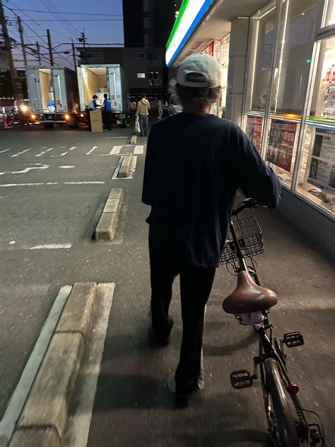 一個下午我在福岡的超市外面抽菸遇到一位老人，被搭話後就坐在超市外面的長椅跟他一起抽菸閒聊。閒聊過程中 「我家很窮，買不起酒的」 聽了聽機會也