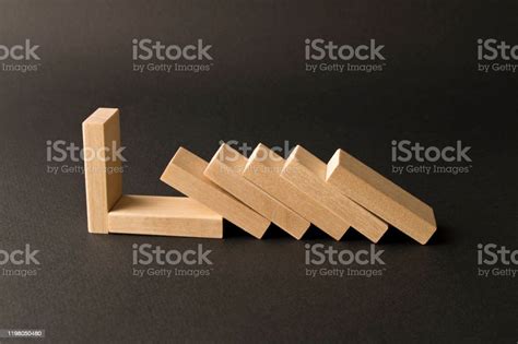 어두운 배경에 도미노를 재생합니다 레저 게임 개념입니다 도미노 효과 선택적 초점 갈색에 대한 스톡 사진 및 기타 이미지 갈색 개념 검은색 Istock