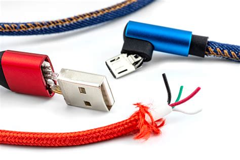 흰색 배경에 격리된 Usb 20 Atype 및 Microb 케이블의 빨간색과 파란색 손상된 끝의 매크로 샷입니다 0명에 대한