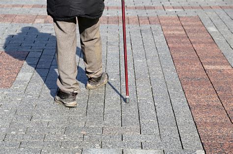 길가에서 지팡이를 들고 걷는 노인 3월에 대한 스톡 사진 및 기타 이미지 3월 가을 개념 Istock