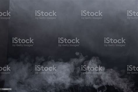 검은 배경에 흰 연기와 안개가 짙은 푹신한 퍼프 추상적인 연기 구름 초점이 흐려진 움직임 공기 중에 펄럭이는 기계 드라이 아이스 파리에서 연기가 나고 효과 질감 개념에 대한