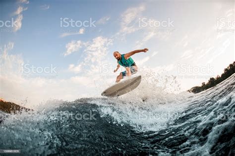 남자 웨이크 서퍼는 강 파도 아래로 웨이크 보드에 점프 웨이크 서핑 훈련에 남성 선수 경외감에 대한 스톡 사진 및 기타 이미지 경외감 웨이크 보드 30 39세